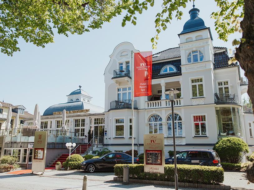 Romantisk badehotel med pool på strandpromenaden i Nordtyskland